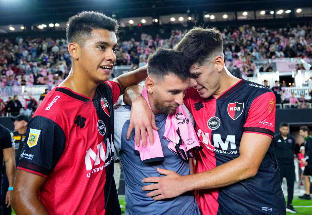Jogadores do Newell's Old Boys fazem fila para tirar foto com Lionel ...