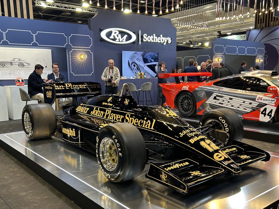 Lotus de gesto icônico de Ayrton Senna é exposta em Paris antes de ir a ...
