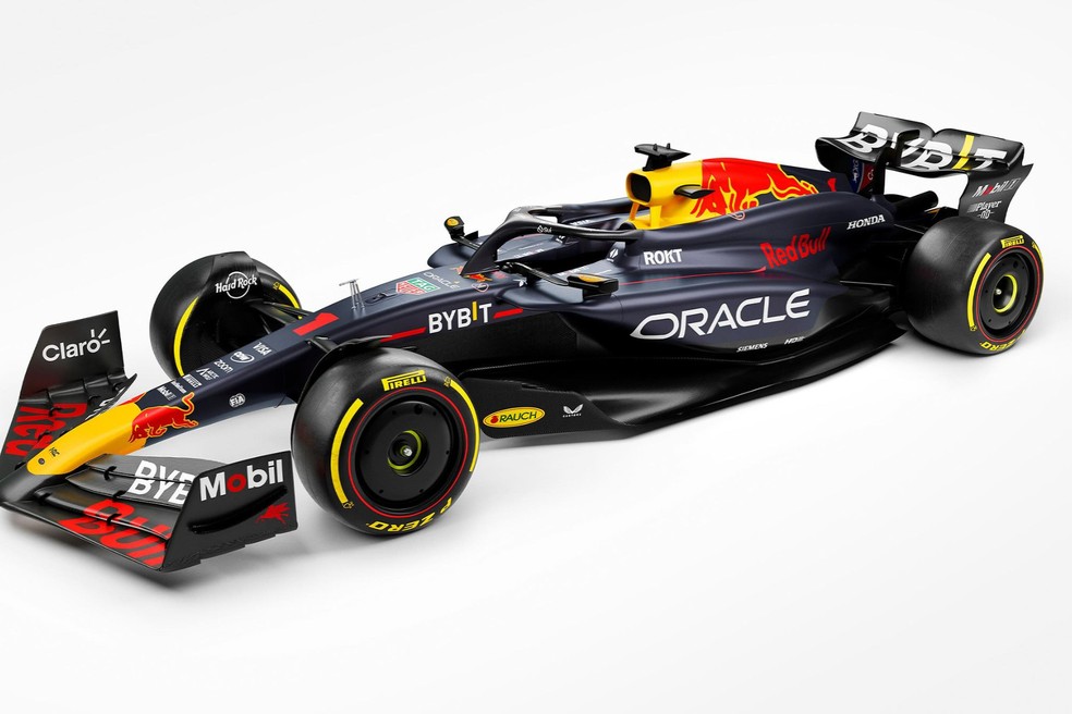 Com a presença de dirigente investigado, Red Bull apresenta carro para ...