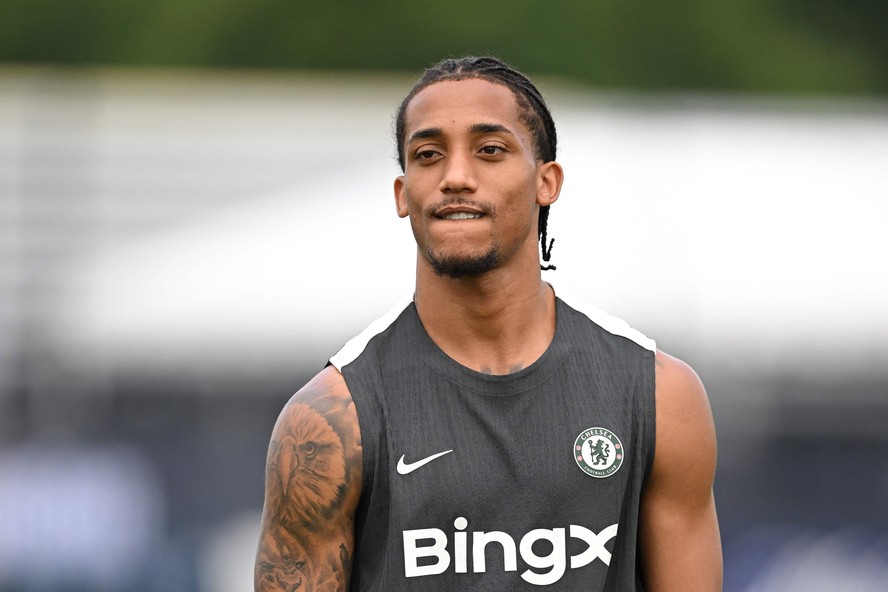 Em ascensão e possível titular do Chelsea, João Pedro reencontra ...