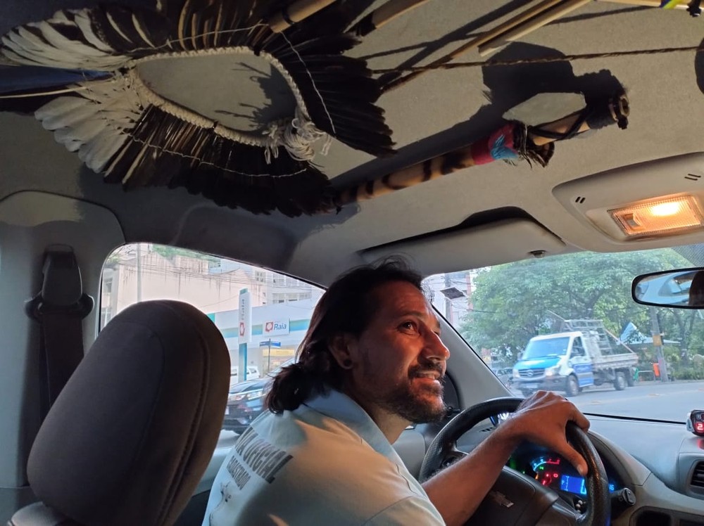 Taxista indígena divulga a sua cultura durante corrida e ornamenta o ...