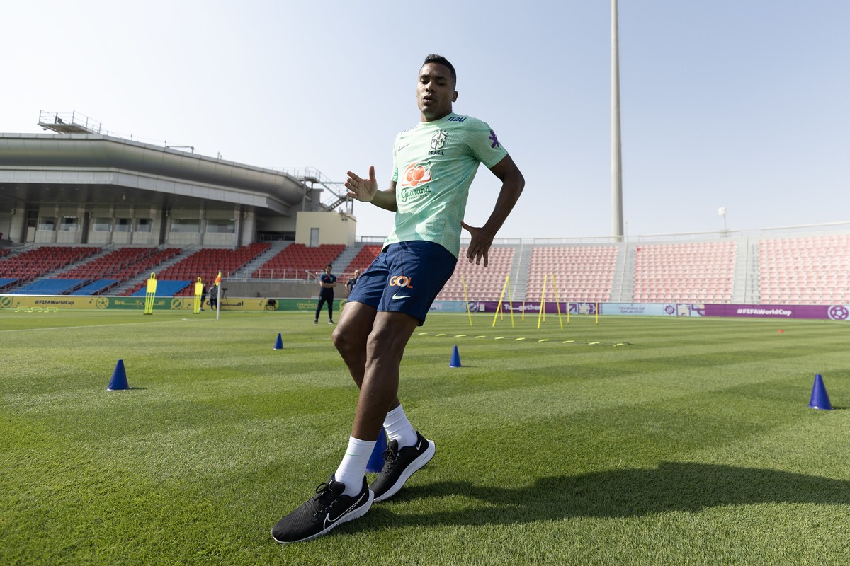 Tite diz que volta de Alex Sandro contra a Croácia é improvável