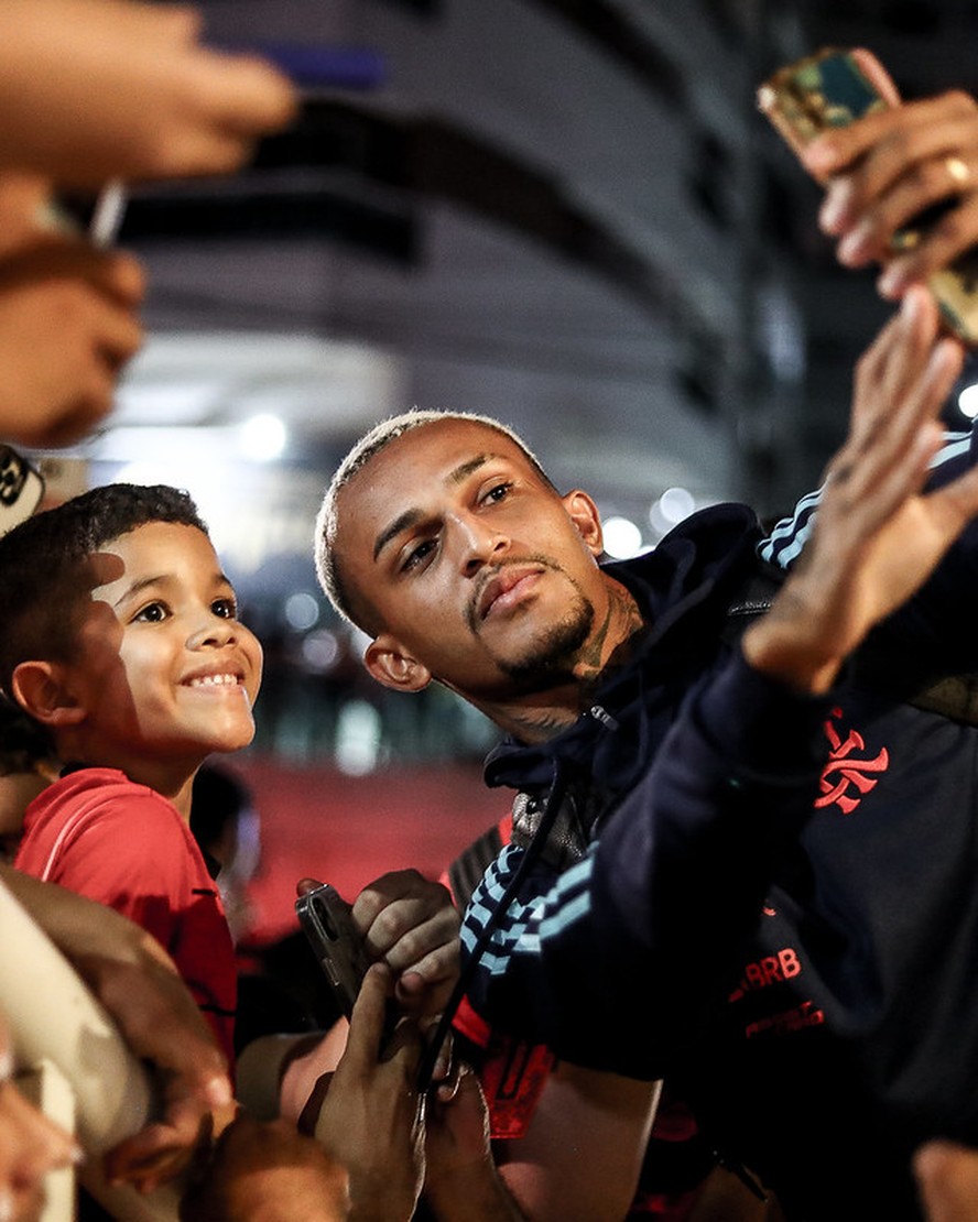 Wesley embarca pra Roma e promete retorno: 'quando voltar, é Flamengo'