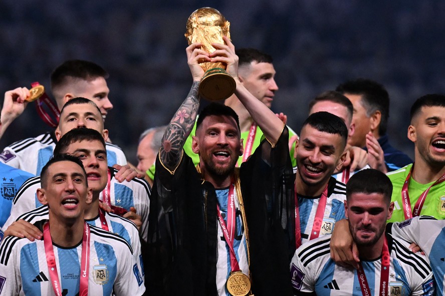 Advogado de Omã oferece US$ 1 milhão pelo traje típico usado por Messi ...
