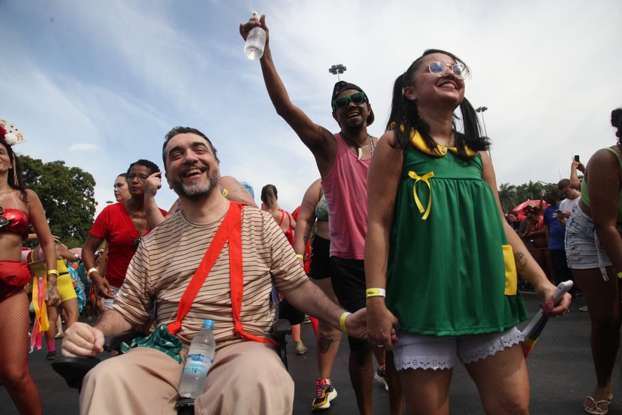 Acrobacias e acessibilidade: Orquestra Voadora desfila com ala formada ...