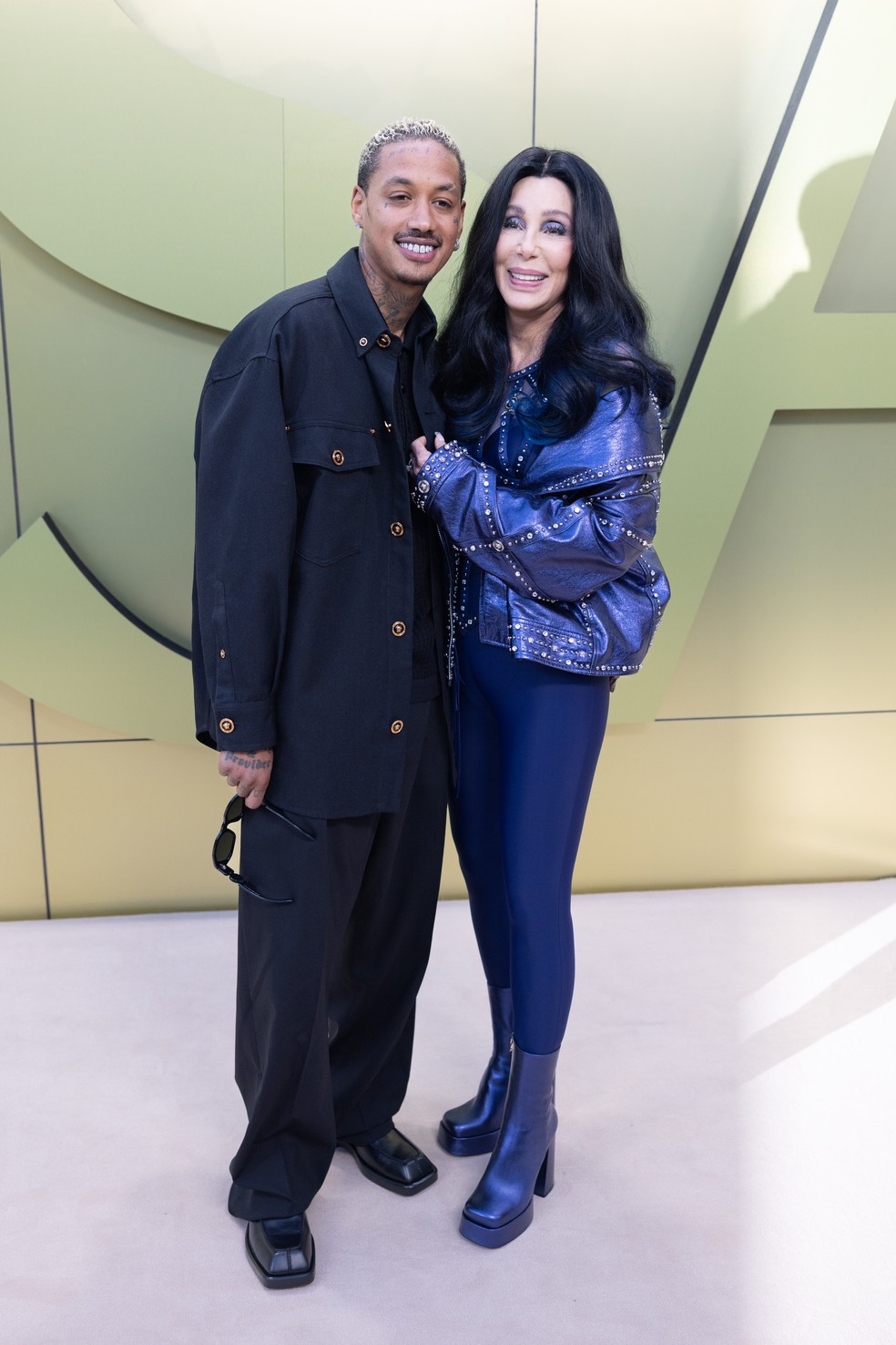 Cher troca beijos com o namorado em tapete vermelho do desfile da Versace