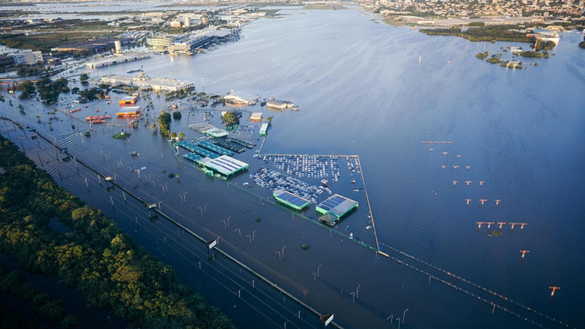 Com aeroporto de Porto Alegre inundado após chuvas, interior do RS tem ...