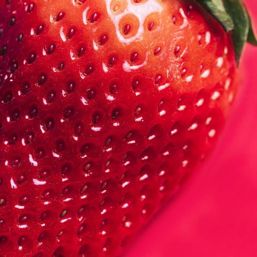 O que são os pontinhos brancos no morango? (Spoiler: não são sementes)