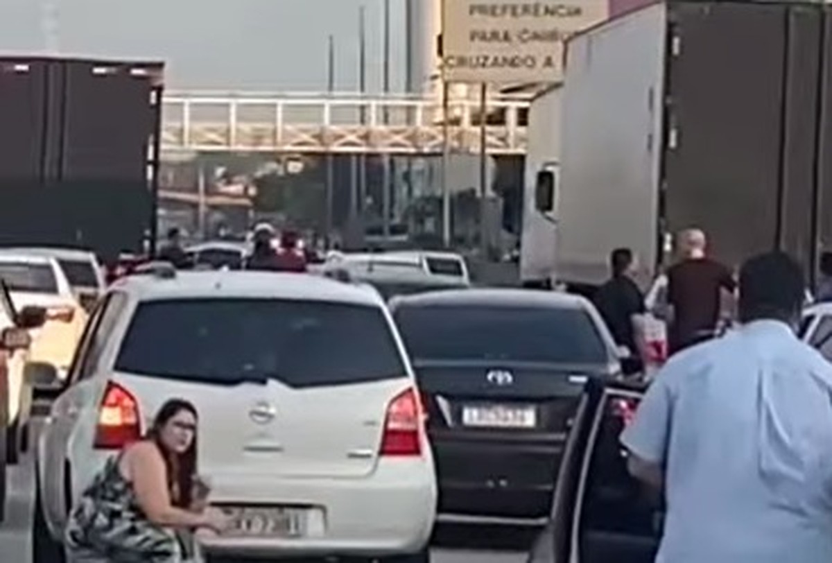 Tentativa de assalto a policial termina em tiroteio na Avenida Brasil, altura de Parada de Lucas ...