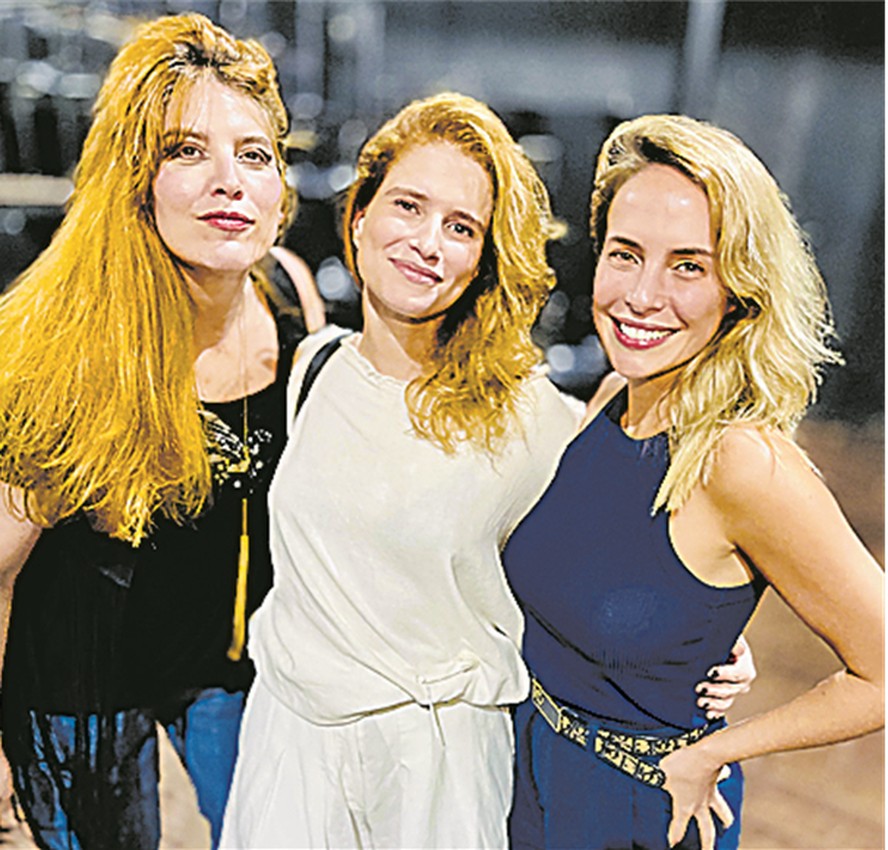 Danni Carlos e Fernanda Nobre prestigiam solo de Julia Lund no teatro