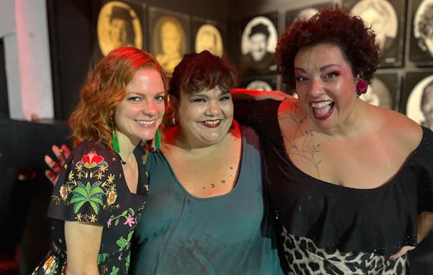 Maria Eduarda Carvalho prestigia show em tributo a Gal Costa