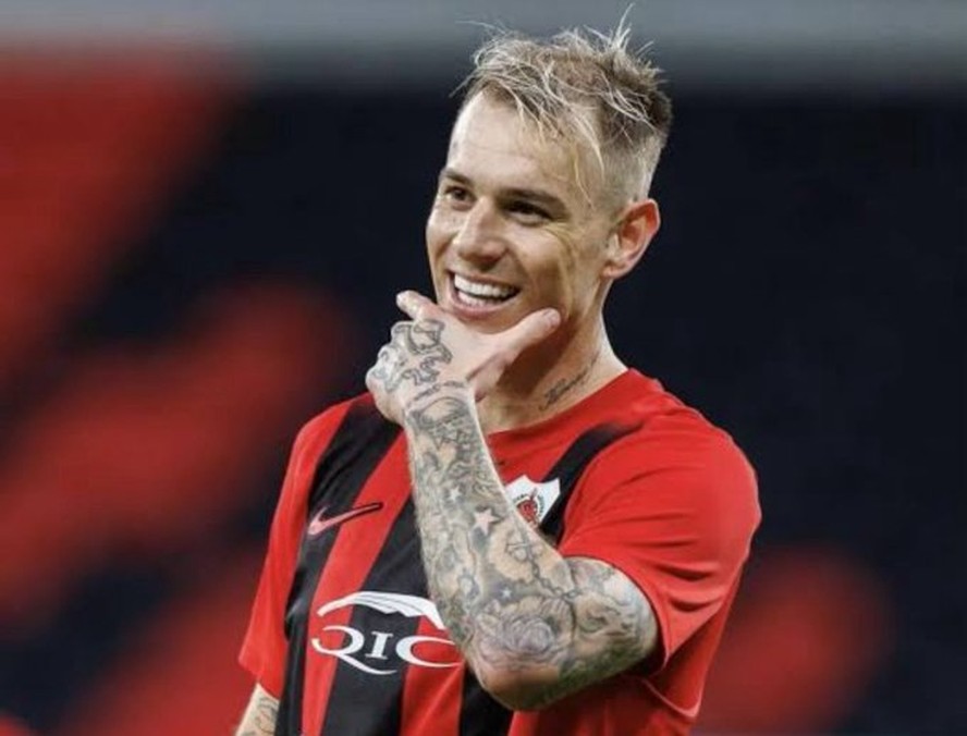 Após sondagens de Grêmio e Flamengo, Roger Guedes tem contrato renovado ...