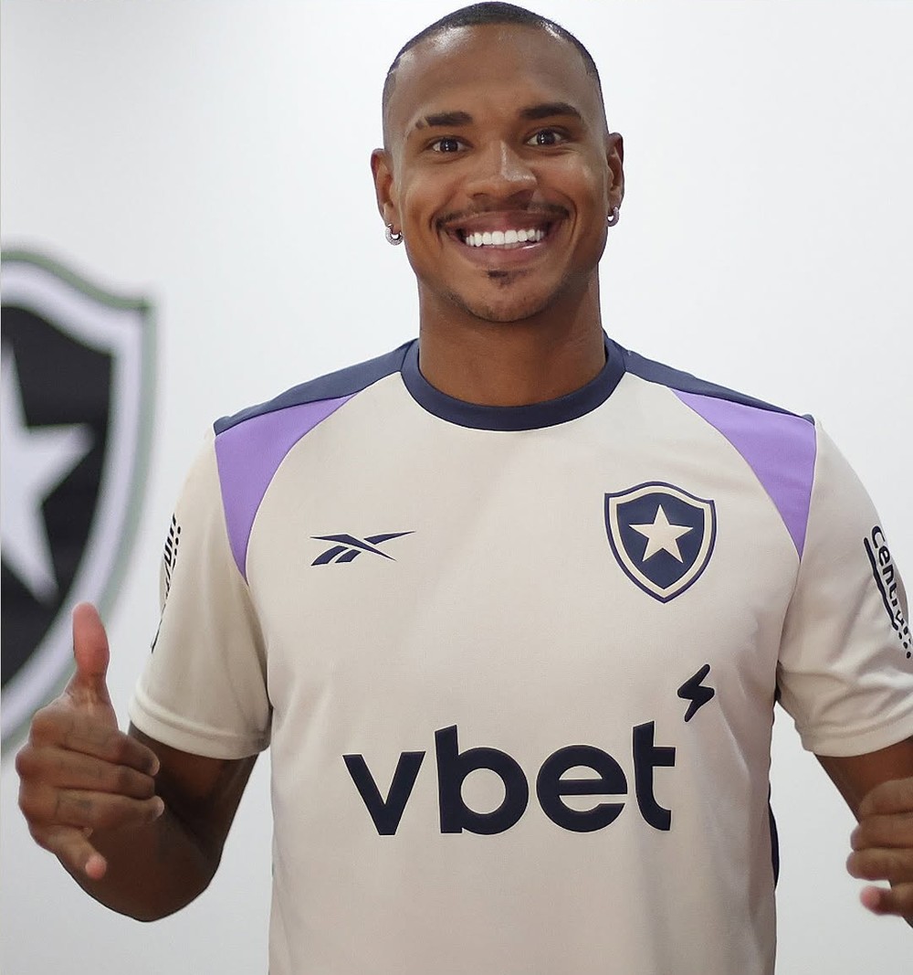 Com novo uniforme, elenco principal do Botafogo se apresenta no CT após ...