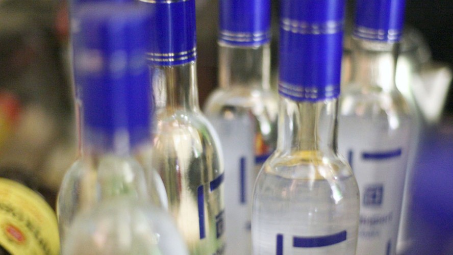 Rússia registra 19 mortes por consumo de vodca contaminada; entenda