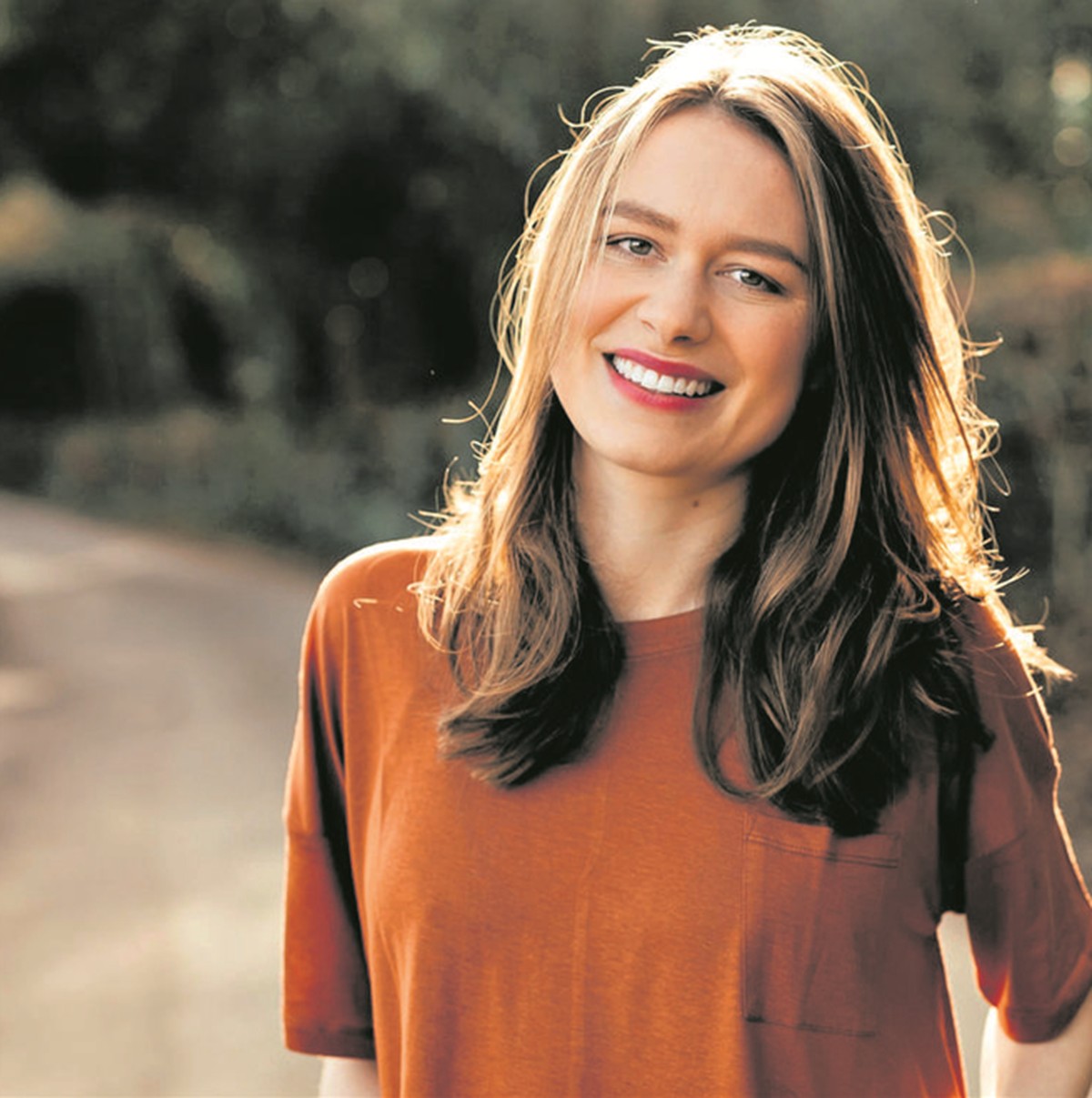 Beth O'Leary cria protagonista brasileiro sem estereótipos em nova ...