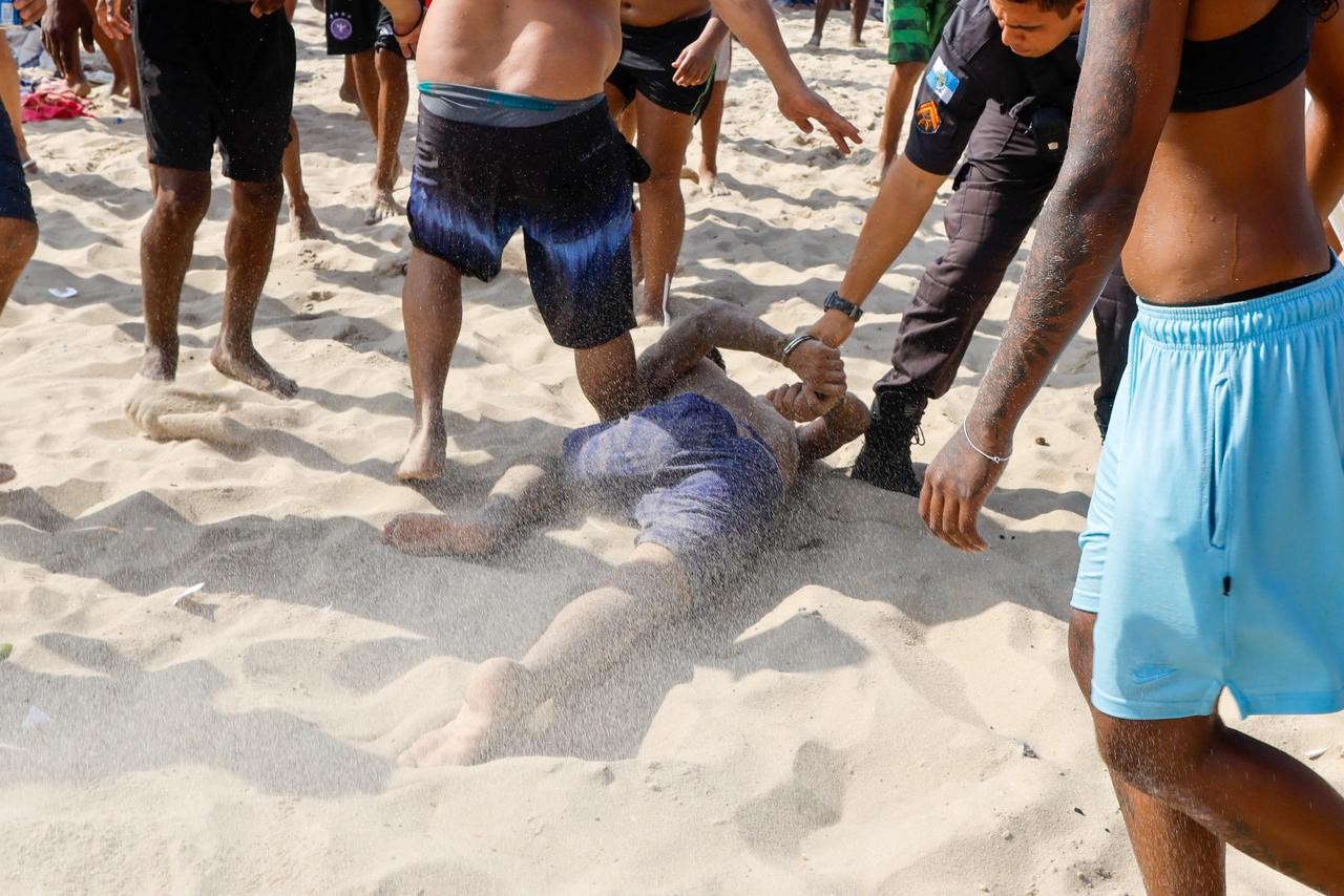 Homem é espancado na Praia de Copacabana acusado por populares de ...