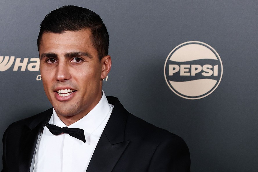 Entre vaias e aplausos, Rodri chega a local da cerimônia da Bola de ...