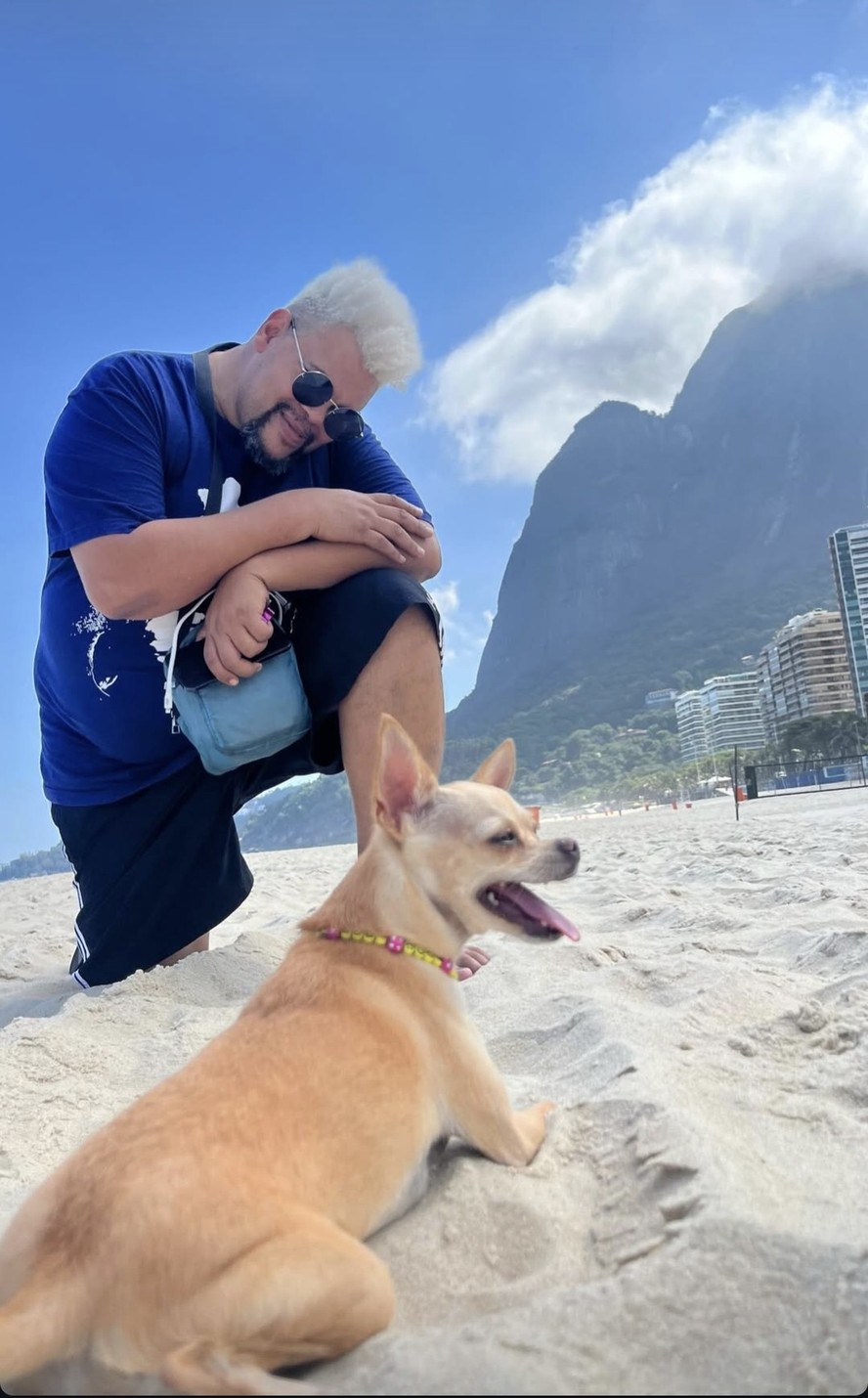 Babu Santana descolore o cabelo e fãs elogiam: 'Estiloso'