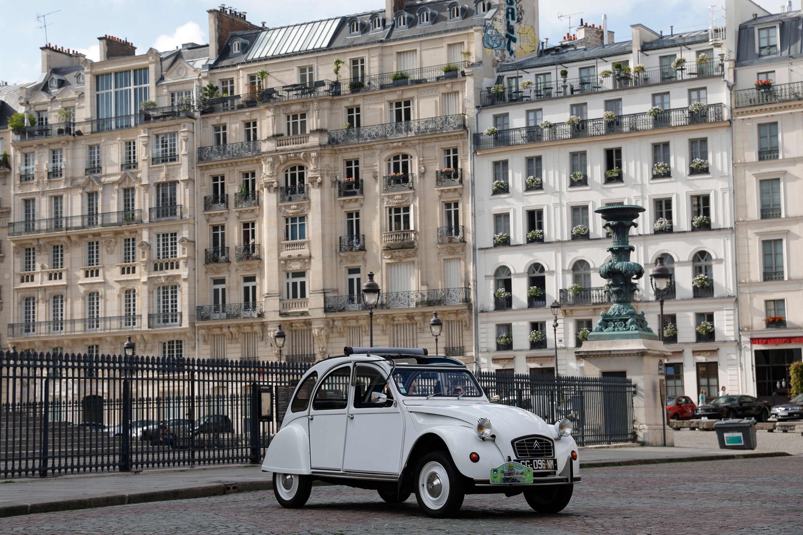 Anel de R$ 4 milhões é encontrado em aspirador de pó de hotel em Paris