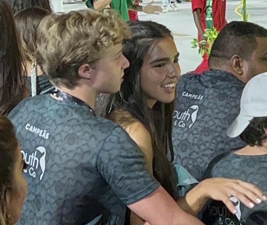 Benício Huck passa a noite em clima de romance em camarote da Sapucaí ...