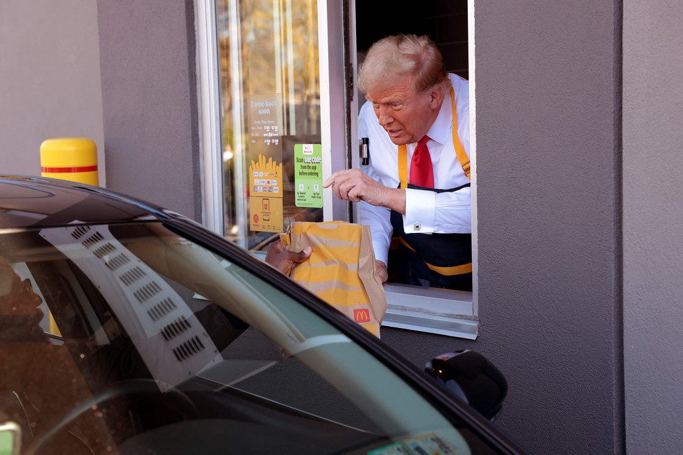 Em ação de campanha no McDonald’s, Trump serve fã brasileira e ouve ...