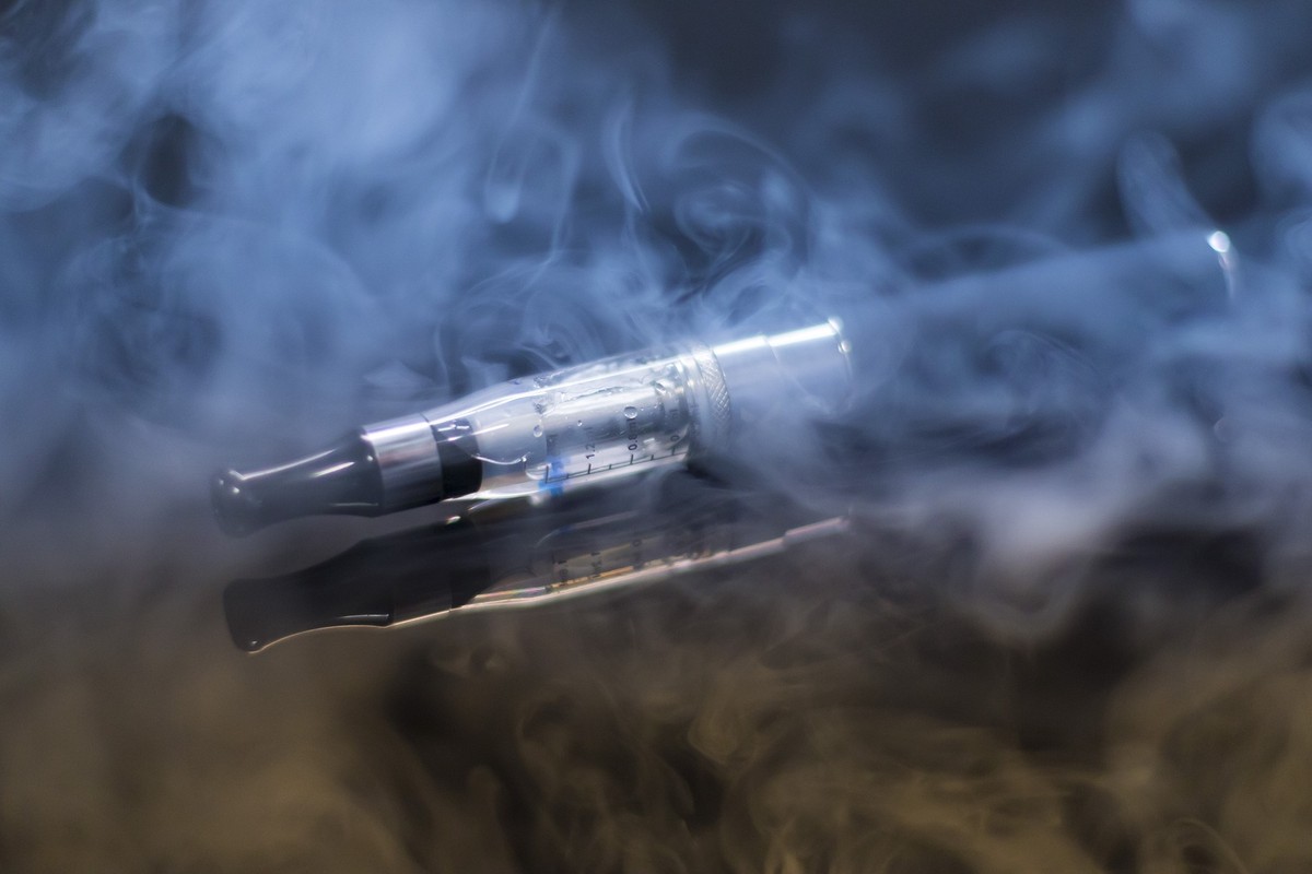 OMS: adolescentes são 9 vezes mais propensos a usar vape em relação aos ...