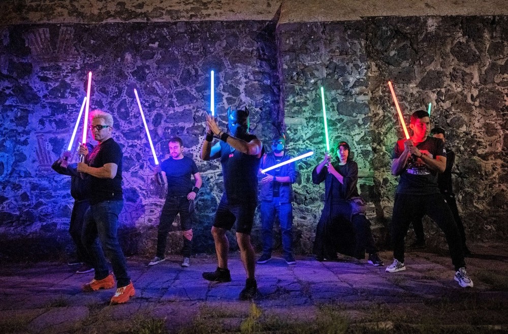 Star Wars: academia dá aulas de combates com sabres de luz no México ...