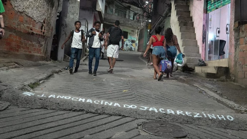 Moradores fazem ato um ano após operação policial que deixou 28 mortos ...