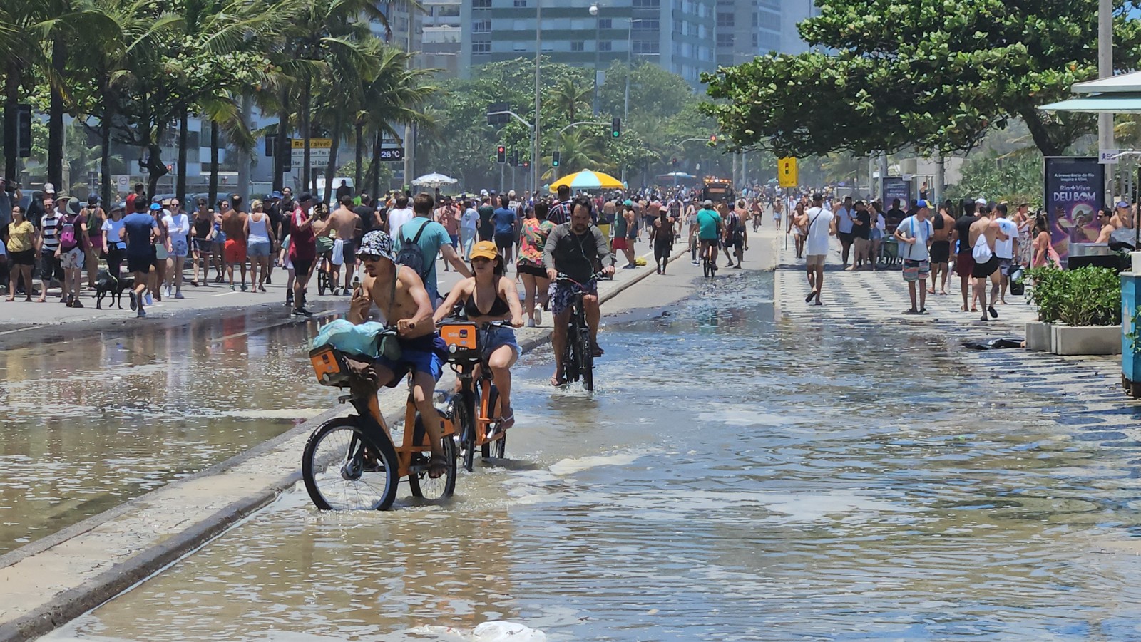 Ressaca faz mar invadir calçadão na Zona Sul do Rio; veja vídeo