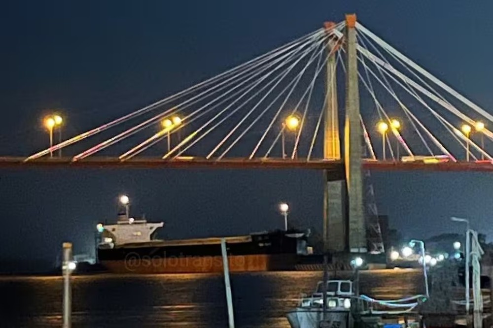 Após quebra de leme, navio liberiano colide contra ponte famosa na ...