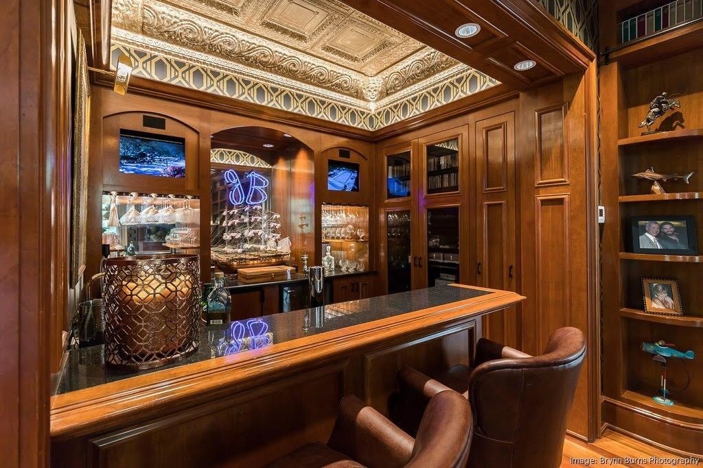 Taylor Swift se muda para mansão do namorado Travis Kelce; veja fotos ...