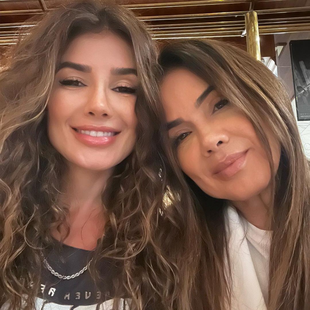 Beleza em dobro: mãe de Paula Fernandes chama atenção em fotos com ...