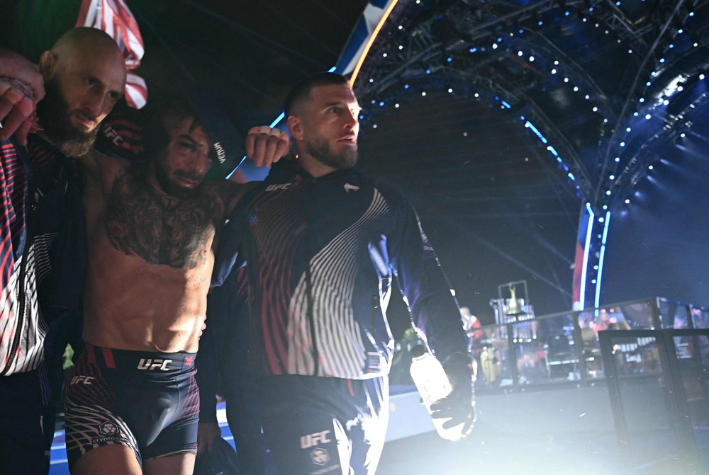 Ilia Topuria deixa octógono do UFC com rosto deformado após derrota ...