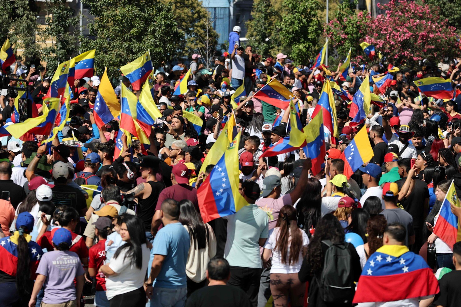 Moradores em Caracas enfrentam medo enquanto venezuelanos em diáspora ...