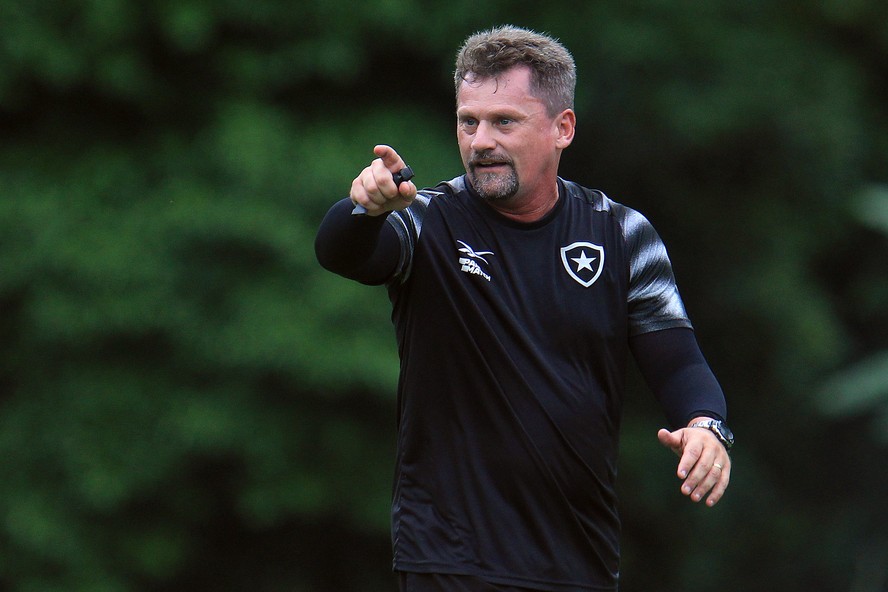 Cauteloso na busca por novo técnico, Botafogo enfrenta Audax sob comando de interino