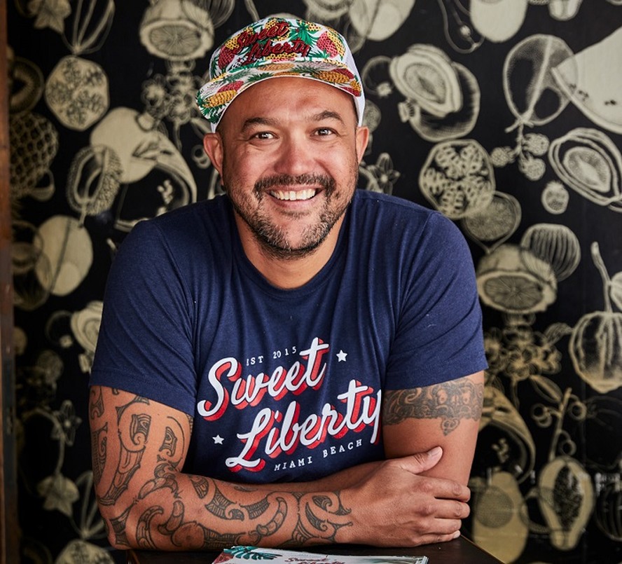 Naren Young do Sweet Liberty, de Miami, marca presença no bar do Ferro ...