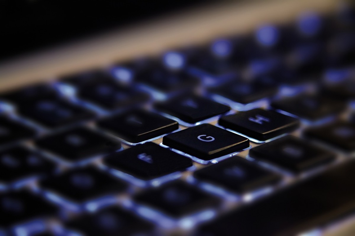 'Olhe entre B e X do teclado' : conheça o meme que viralizou nas redes ...