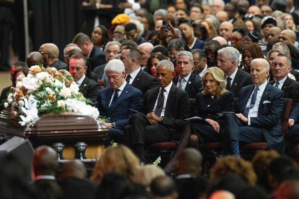 Ex-presidentes Clinton, Obama e Biden se reúnem em funeral do ativista ...
