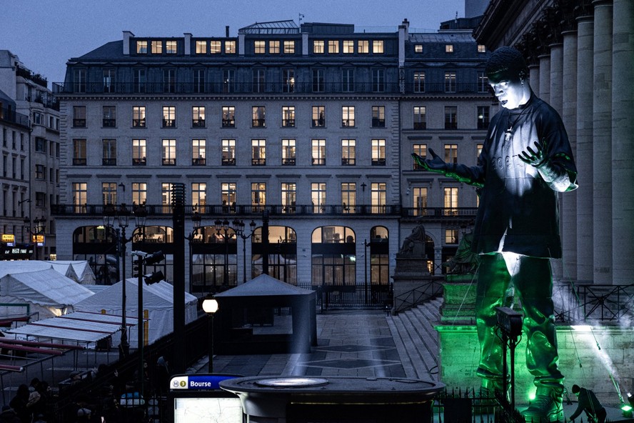 Estátua gigante do rapper Kid Cudi é instalada no centro de Paris