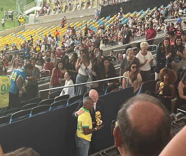 Com presença de Infantino no Maracanã, Fifa presta homenagem aos ...