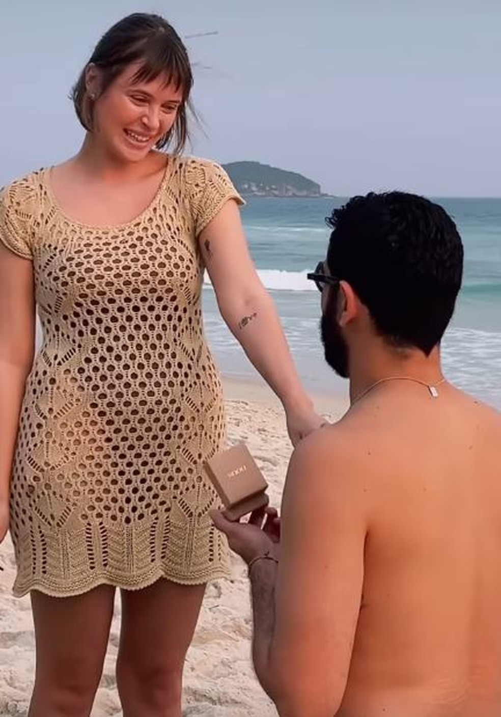 Miguel Rômulo pede namorada em casamento de forma inusitada na praia. Veja fotos