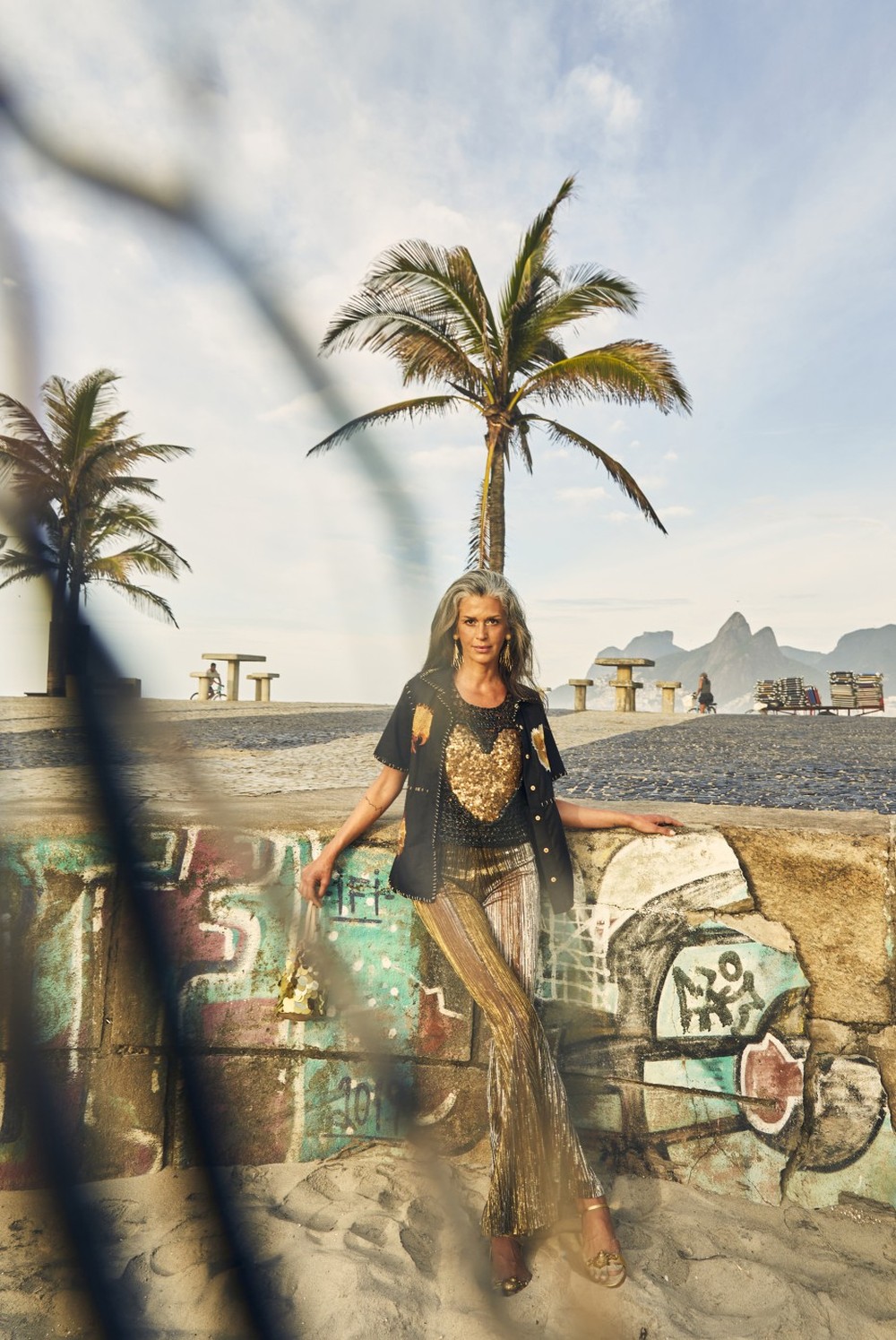 Lucy Borges, a musa do verão 2023, tem 47 anos e carreira internacional