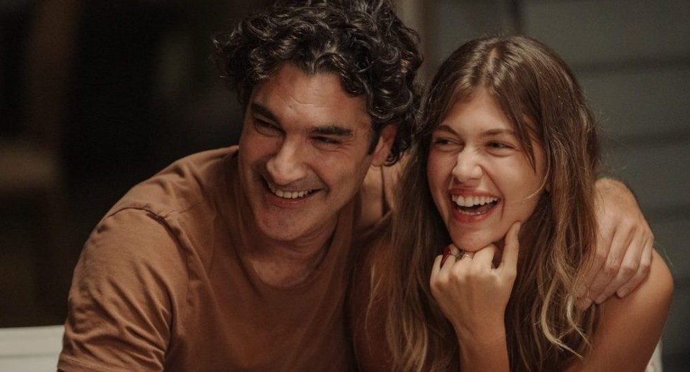 Comida grega ganha destaque em ‘O maestro e o mar’, série grega que vem dividindo opinião na Netflix