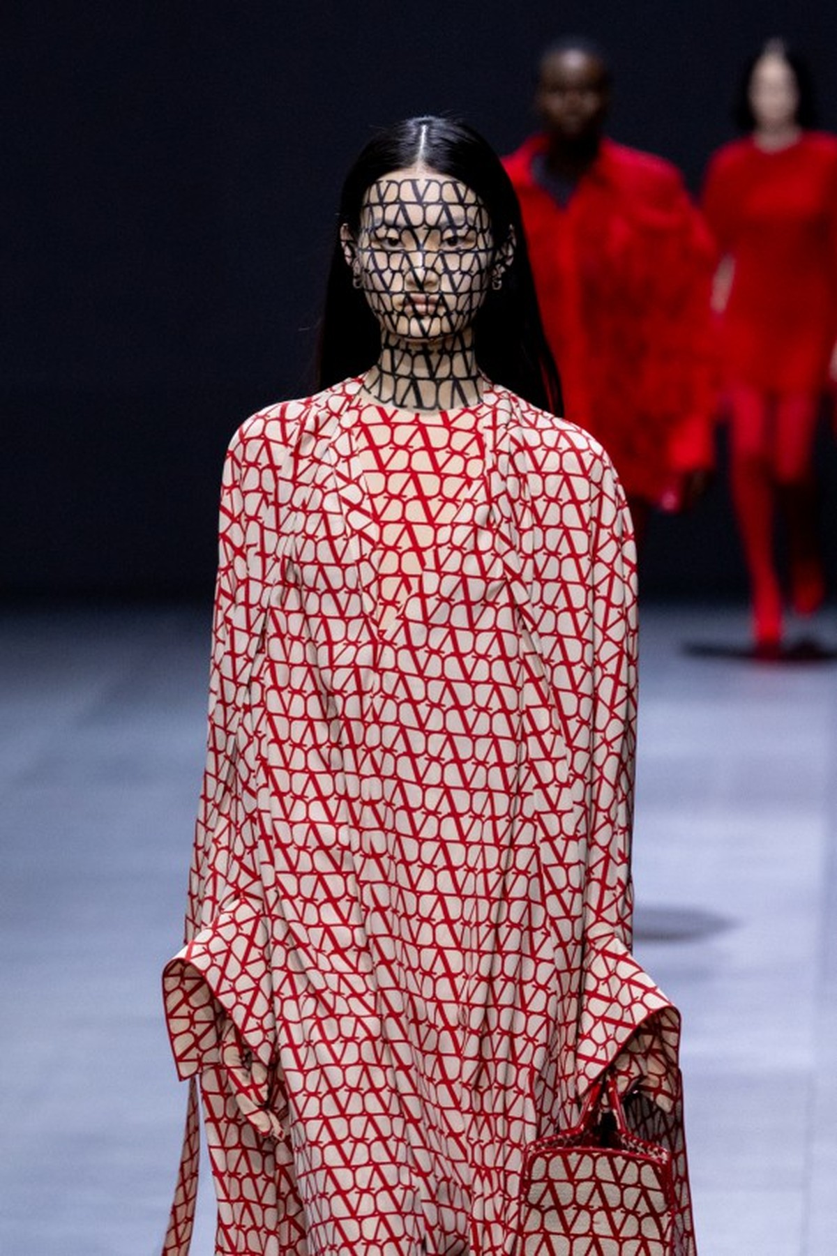 Verão 2023: Semanas de moda europeias trazem looks com menos amarras