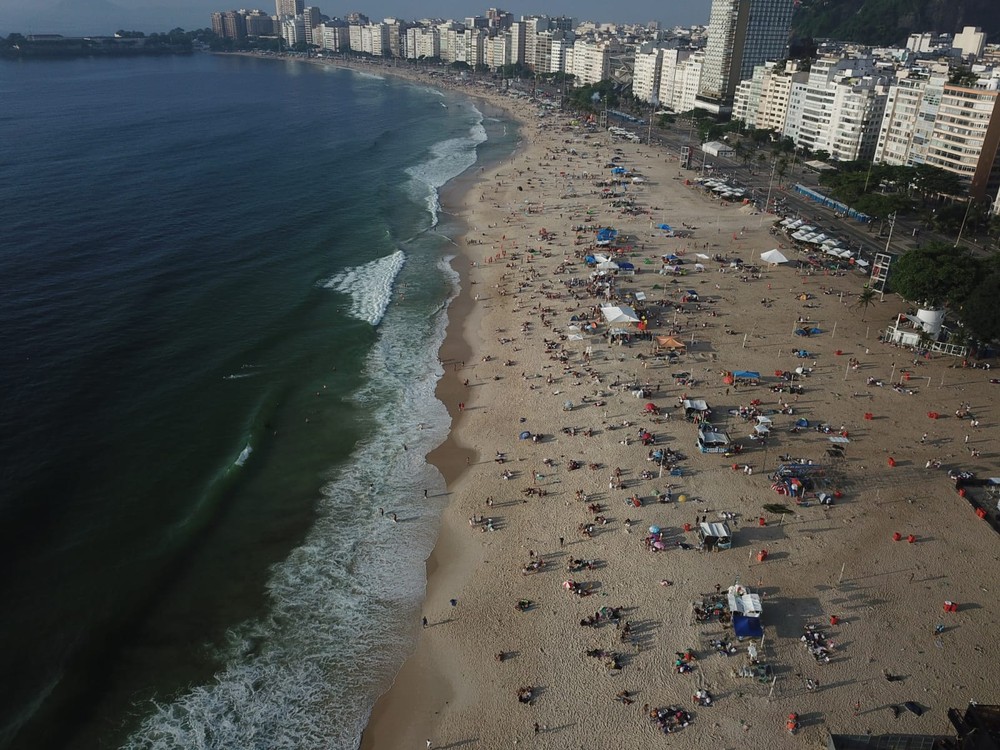 O primeiro amanhecer de 2023 no Rio: Copacabana tem areia cheia e sol