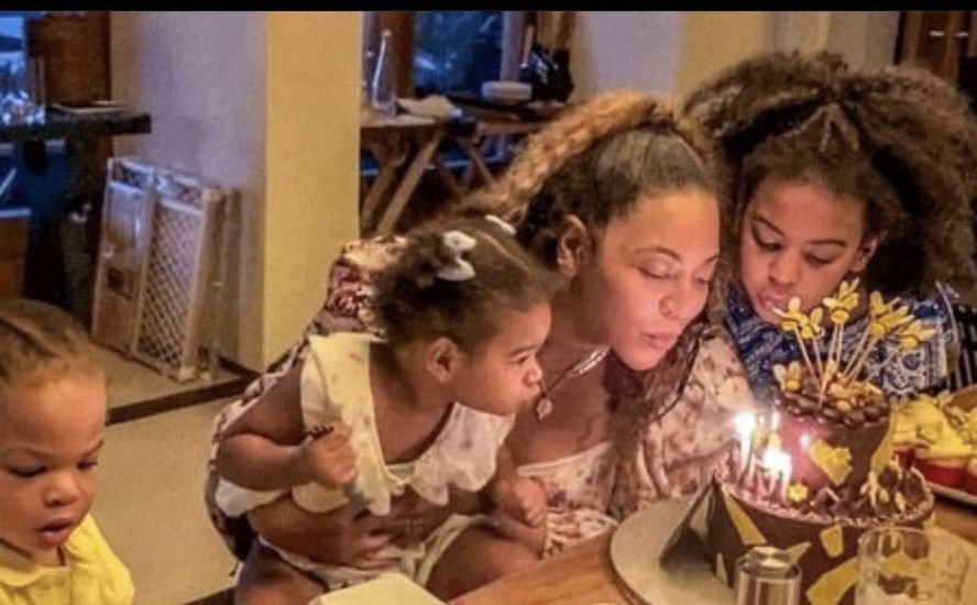 Tina Knowles, mãe de Beyoncé, compartilha foto rara da cantora com os três filhos