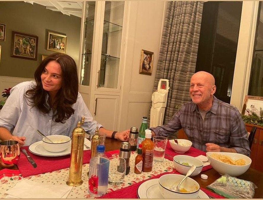 Bruce Willis é fotografado em jantar, em aparição rara; ator luta ...