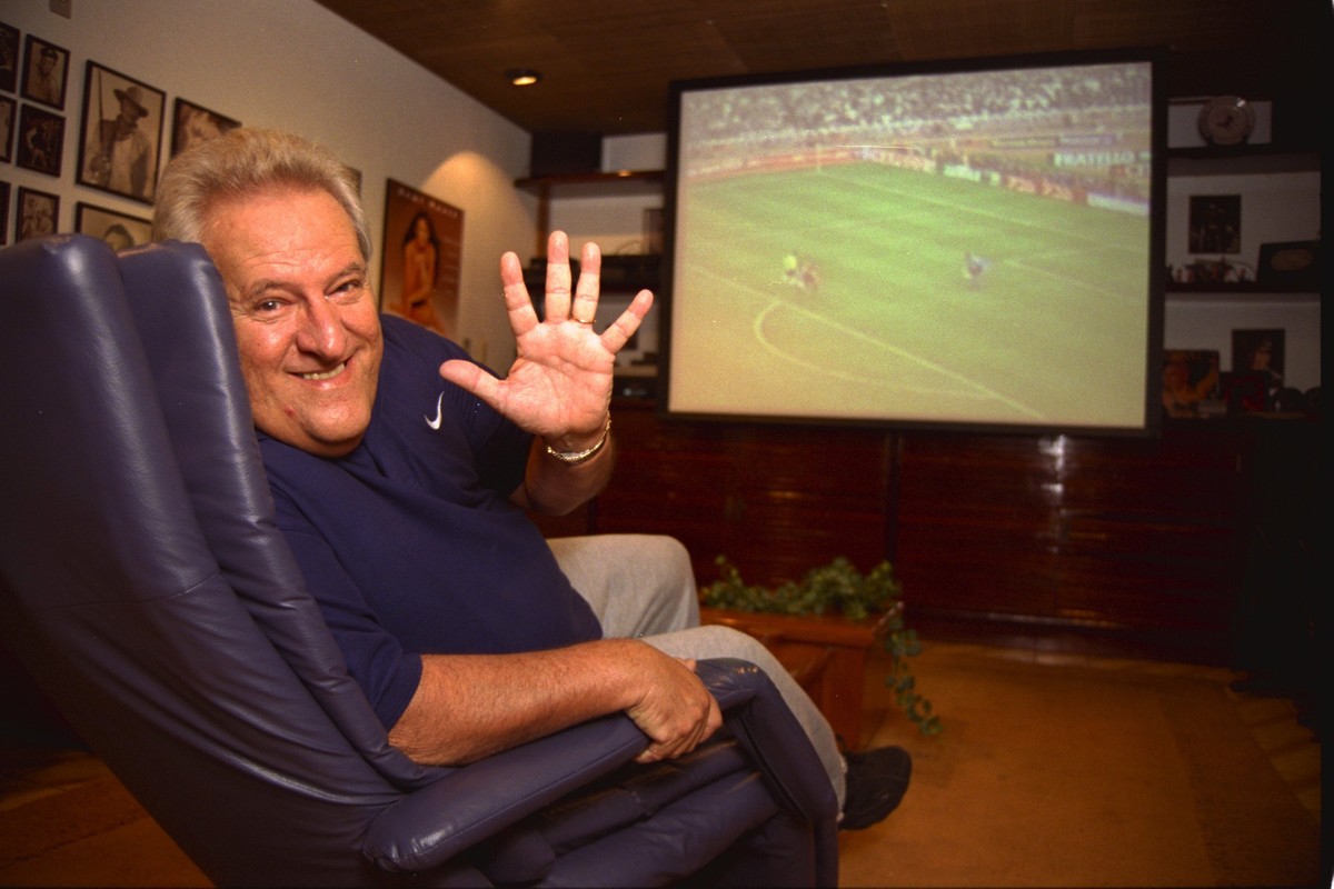 Washington Rodrigues, aka Apolinho, broadcaster and former Flamengo ...