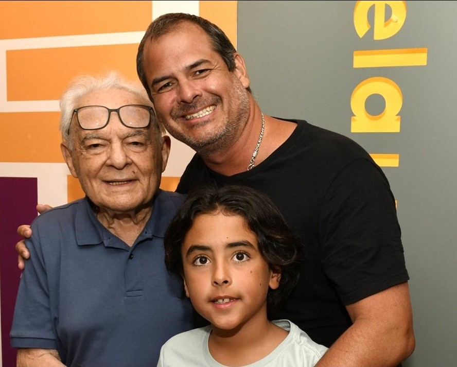 Aos 91 anos, Othon Bastos faz aparição rara ao lado do filho e do neto ...