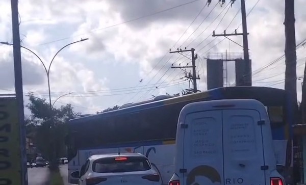 Rio das Pedras tem ônibus sequestrado e usado como barricada